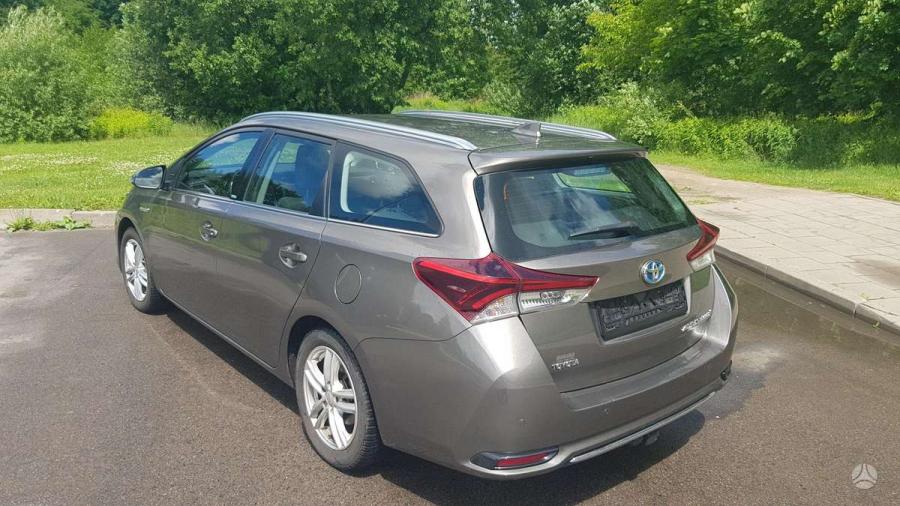 Brown Toyota Auris 2016 in Vilnius, with an engine capacity of 1.80 L and mileage of 166 thousand km for 11900 €, photo 5 on AUTOMOTO.COM.LV
