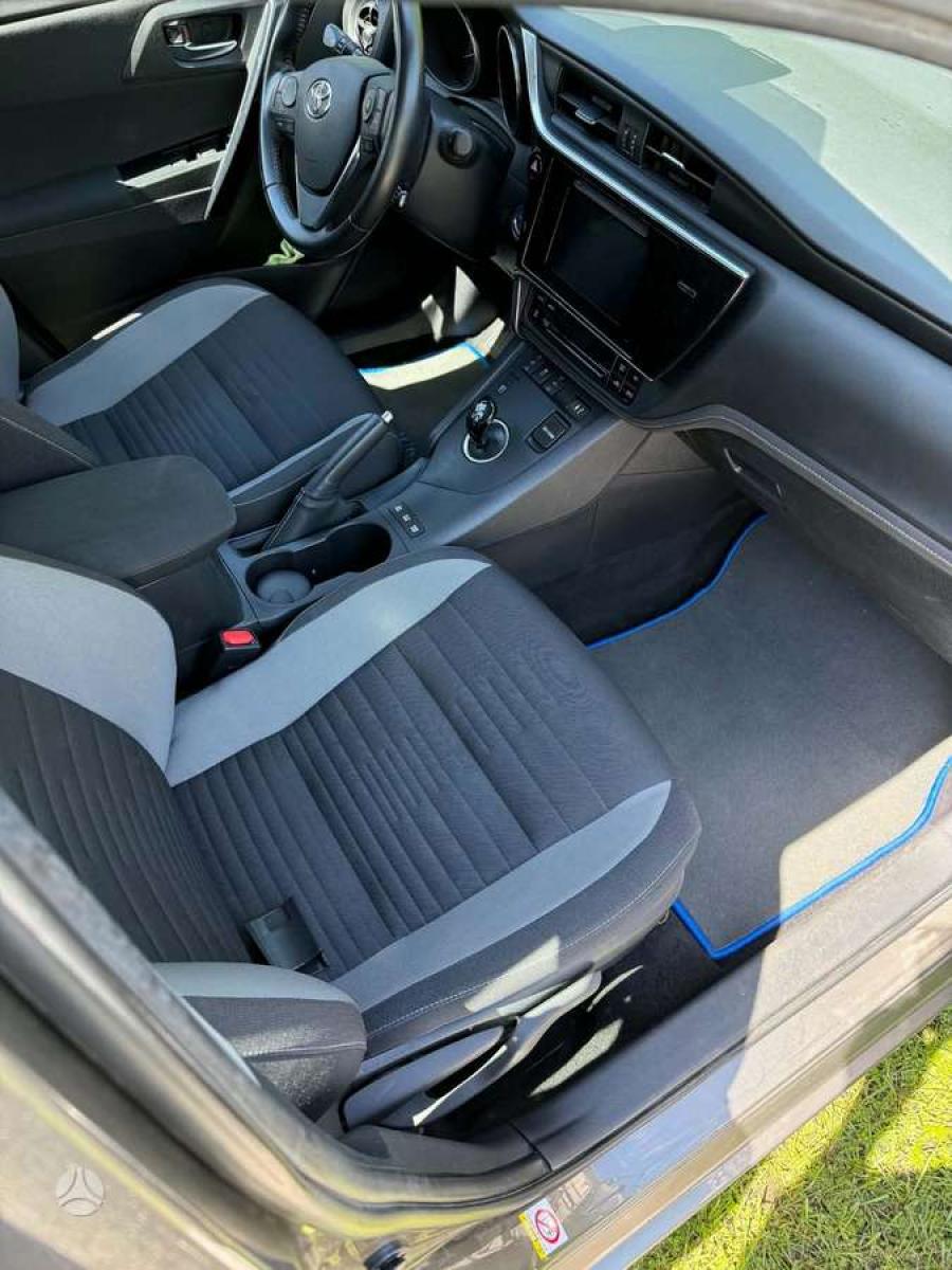 Brown Toyota Auris 2016 in Vilnius, with an engine capacity of 1.80 L and mileage of 166 thousand km for 11900 €, photo 15 on AUTOMOTO.COM.LV