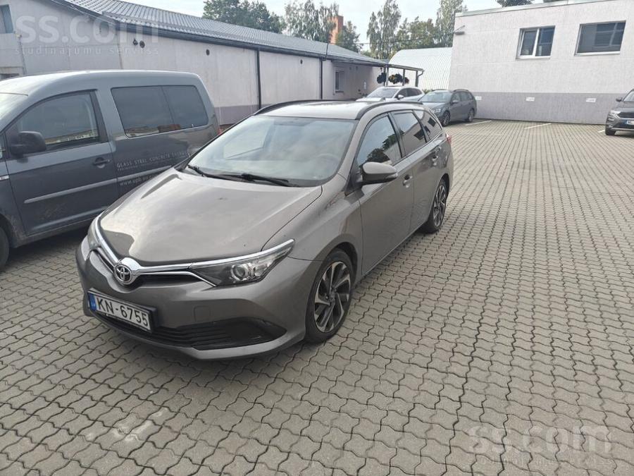 Brown Toyota Auris 2016 in Riga, with an engine capacity of 1.60 L and mileage of 199 thousand km for 7600 €, photo 1 on AUTOMOTO.COM.LV