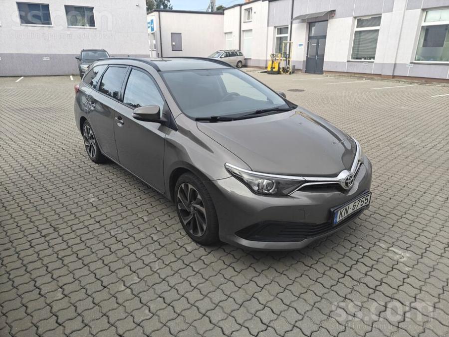 Brown Toyota Auris 2016 in Riga, with an engine capacity of 1.60 L and mileage of 199 thousand km for 7600 €, photo 3 on AUTOMOTO.COM.LV
