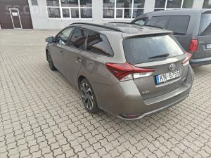 Brown Toyota Auris 2016 in Riga, with an engine capacity of 1.60 L and mileage of 199 thousand km for 7600 €, photo 4 on AUTOMOTO.COM.LV