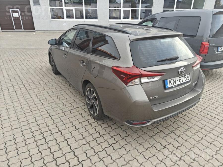 Brown Toyota Auris 2016 in Riga, with an engine capacity of 1.60 L and mileage of 199 thousand km for 7600 €, photo 4 on AUTOMOTO.COM.LV