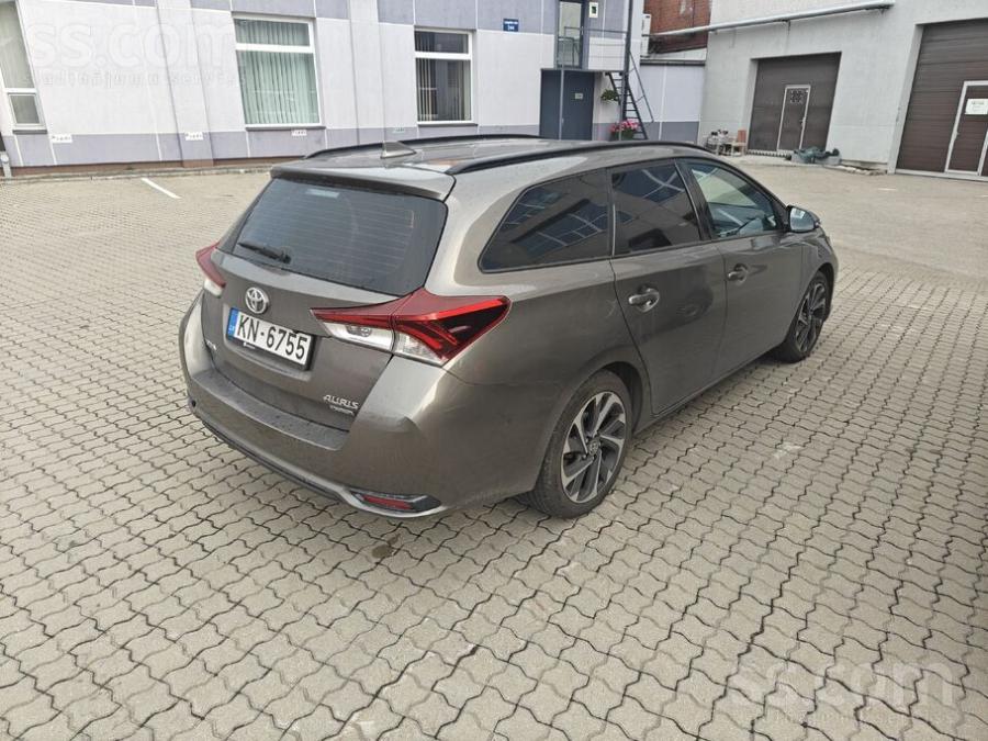 Brown Toyota Auris 2016 in Riga, with an engine capacity of 1.60 L and mileage of 199 thousand km for 7600 €, photo 5 on AUTOMOTO.COM.LV
