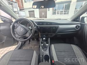 Brown Toyota Auris 2016 in Riga, with an engine capacity of 1.60 L and mileage of 199 thousand km for 7600 €, photo 6 on AUTOMOTO.COM.LV