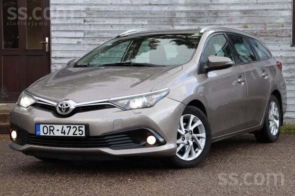 Brown Toyota Auris 2016 in Valmiera, with an engine capacity of 1.60 L and mileage of 323 thousand km for 5900 €, photo 1 on AUTOMOTO.COM.LV