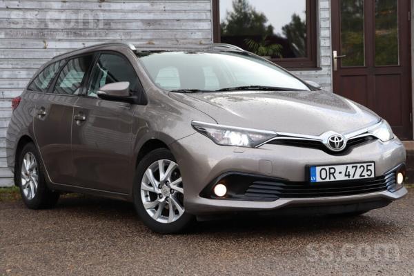 Brown Toyota Auris 2016 in Valmiera, with an engine capacity of 1.60 L and mileage of 323 thousand km for 5900 €, photo 3 on AUTOMOTO.COM.LV