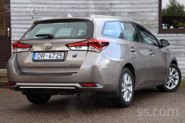 Brown Toyota Auris 2016 in Valmiera, with an engine capacity of 1.60 L and mileage of 323 thousand km for 5900 €, photo 4 on AUTOMOTO.COM.LV