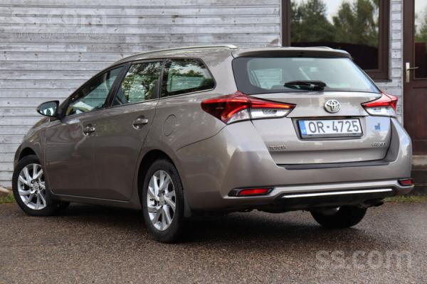 Brown Toyota Auris 2016 in Valmiera, with an engine capacity of 1.60 L and mileage of 323 thousand km for 5900 €, photo 5 on AUTOMOTO.COM.LV