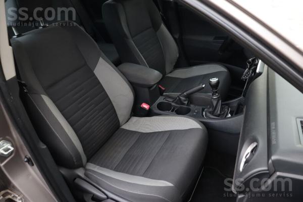 Brown Toyota Auris 2016 in Valmiera, with an engine capacity of 1.60 L and mileage of 323 thousand km for 5900 €, photo 7 on AUTOMOTO.COM.LV