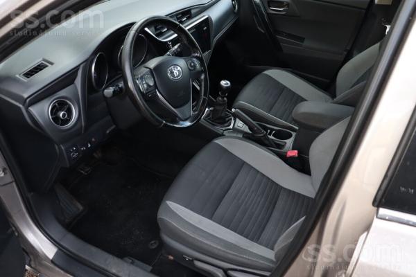 Brown Toyota Auris 2016 in Valmiera, with an engine capacity of 1.60 L and mileage of 323 thousand km for 5900 €, photo 10 on AUTOMOTO.COM.LV
