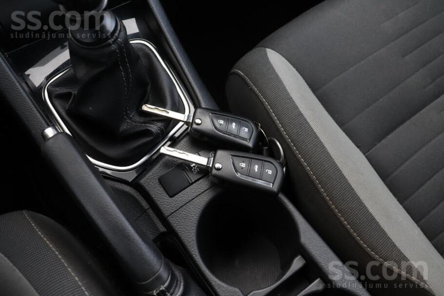 Brūns Toyota Auris 2016 Valmiera, ar dzinēja tilpumu 1.60 L un nobraukumu 323 tūkst. km par 5900 €, foto 21 vietnē AUTOMOTO.COM.LV