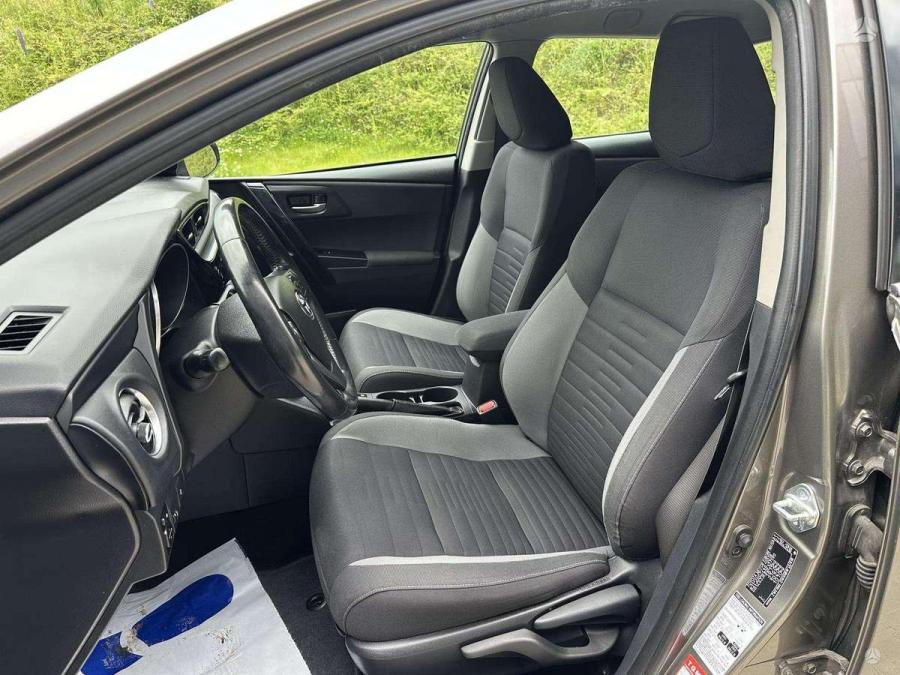 Brown Toyota Auris 2017 in Vilnius, with an engine capacity of 1.80 L and mileage of 264 thousand km for 10200 €, photo 16 on AUTOMOTO.COM.LV