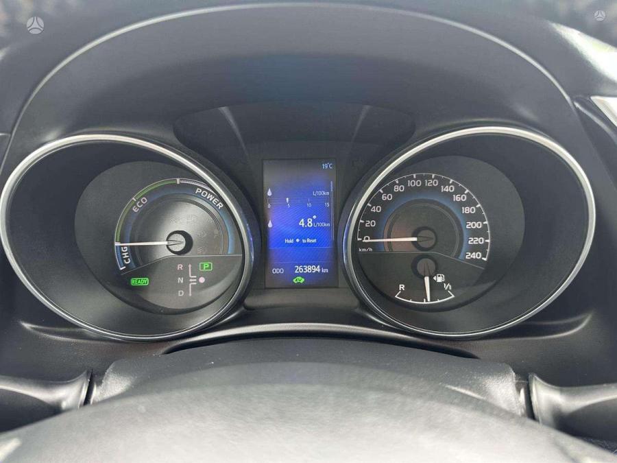 Brown Toyota Auris 2017 in Vilnius, with an engine capacity of 1.80 L and mileage of 264 thousand km for 10200 €, photo 26 on AUTOMOTO.COM.LV