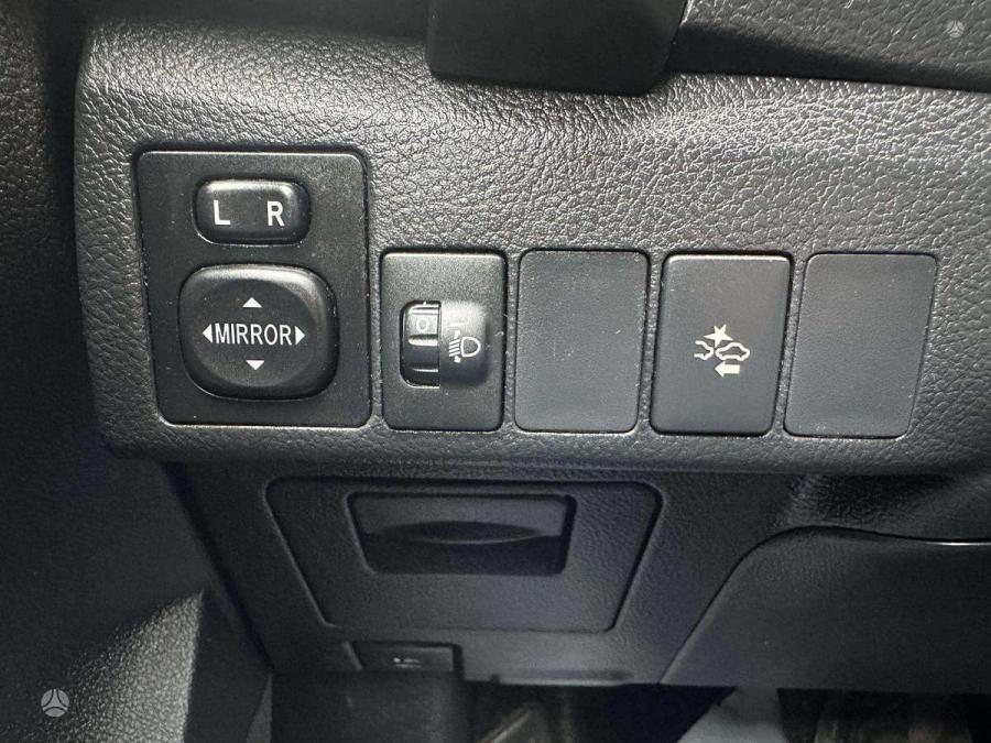 Brown Toyota Auris 2017 in Vilnius, with an engine capacity of 1.80 L and mileage of 264 thousand km for 10200 €, photo 33 on AUTOMOTO.COM.LV
