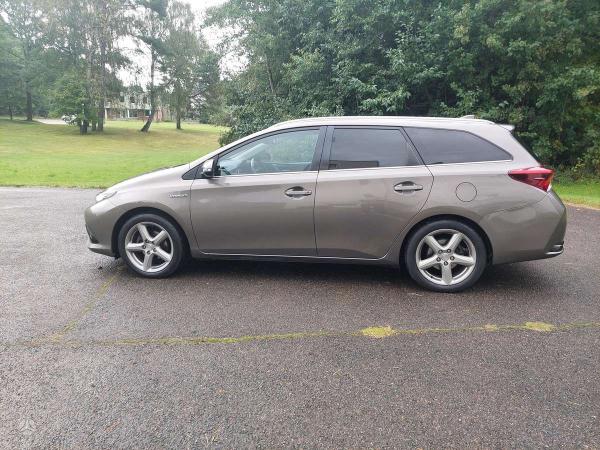Toyota Auris 2017 in Vilnius on AUTOMOTO.COM.LV Brown Toyota Auris 2017 in Vilnius, with an engine capacity of 1.80 L and mileage of 310 thousand km for 9700 €, photo 3 on AUTOMOTO.COM.LV