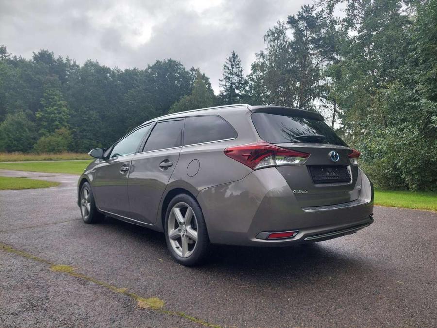 Brown Toyota Auris 2017 in Vilnius, with an engine capacity of 1.80 L and mileage of 310 thousand km for 9700 €, photo 4 on AUTOMOTO.COM.LV