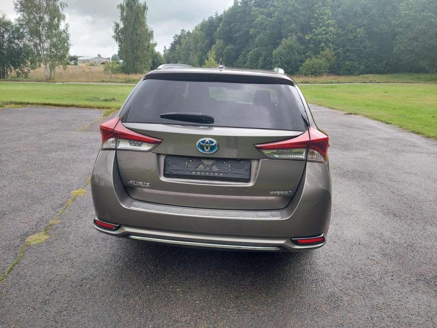 Brown Toyota Auris 2017 in Vilnius, with an engine capacity of 1.80 L and mileage of 310 thousand km for 9700 €, photo 5 on AUTOMOTO.COM.LV