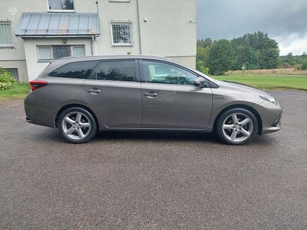 Toyota Auris 2017 in Vilnius on AUTOMOTO.COM.LV Brown Toyota Auris 2017 in Vilnius, with an engine capacity of 1.80 L and mileage of 310 thousand km for 9700 €, photo 7 on AUTOMOTO.COM.LV