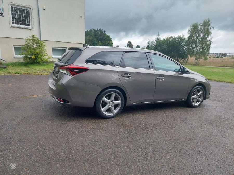 Brown Toyota Auris 2017 in Vilnius, with an engine capacity of 1.80 L and mileage of 310 thousand km for 9700 €, photo 8 on AUTOMOTO.COM.LV
