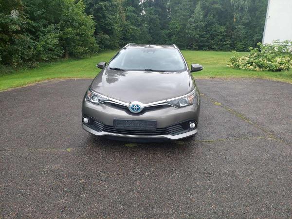 Toyota Auris 2017 in Vilnius on AUTOMOTO.COM.LV Brown Toyota Auris 2017 in Vilnius, with an engine capacity of 1.80 L and mileage of 310 thousand km for 9700 €, photo 9 on AUTOMOTO.COM.LV