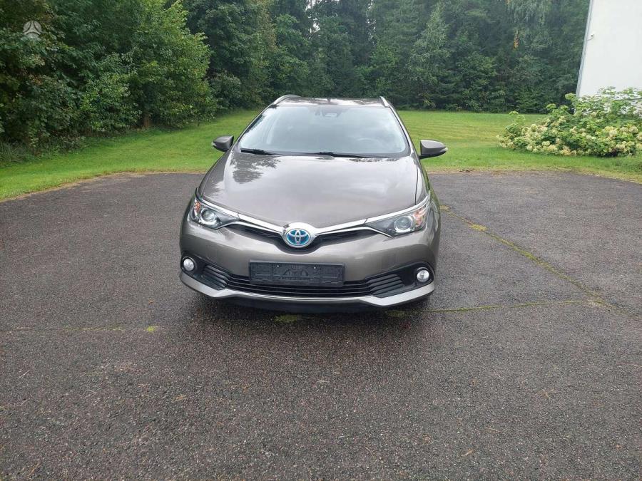 Brown Toyota Auris 2017 in Vilnius, with an engine capacity of 1.80 L and mileage of 310 thousand km for 9700 €, photo 9 on AUTOMOTO.COM.LV