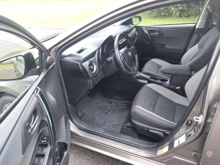 Brown Toyota Auris 2017 in Vilnius, with an engine capacity of 1.80 L and mileage of 310 thousand km for 9700 €, photo 12 on AUTOMOTO.COM.LV