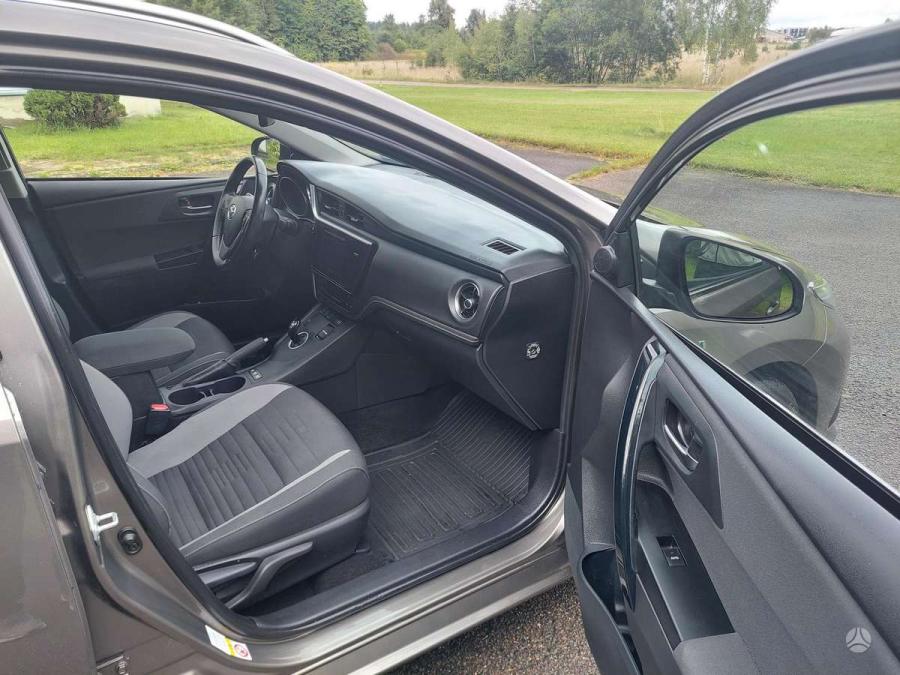 Brown Toyota Auris 2017 in Vilnius, with an engine capacity of 1.80 L and mileage of 310 thousand km for 9700 €, photo 13 on AUTOMOTO.COM.LV