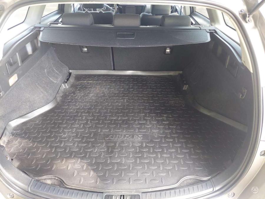 Brown Toyota Auris 2017 in Vilnius, with an engine capacity of 1.80 L and mileage of 310 thousand km for 9700 €, photo 15 on AUTOMOTO.COM.LV
