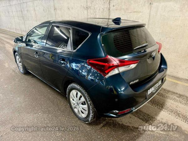 Green Toyota Auris 2017 in Tallinn, with an engine capacity of 1.60 L and mileage of 93 thousand km for 9995 €, photo 2 on AUTOMOTO.COM.LV