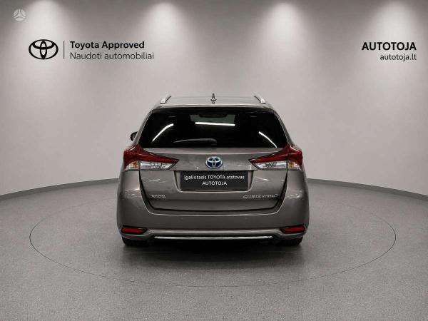 Green Toyota Auris 2016 in Kaunas, with an engine capacity of 1.80 L and mileage of 157 thousand km for 12500 €, photo 4 on AUTOMOTO.COM.LV