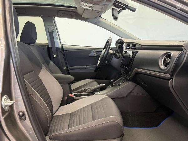 Green Toyota Auris 2016 in Kaunas, with an engine capacity of 1.80 L and mileage of 157 thousand km for 12500 €, photo 6 on AUTOMOTO.COM.LV