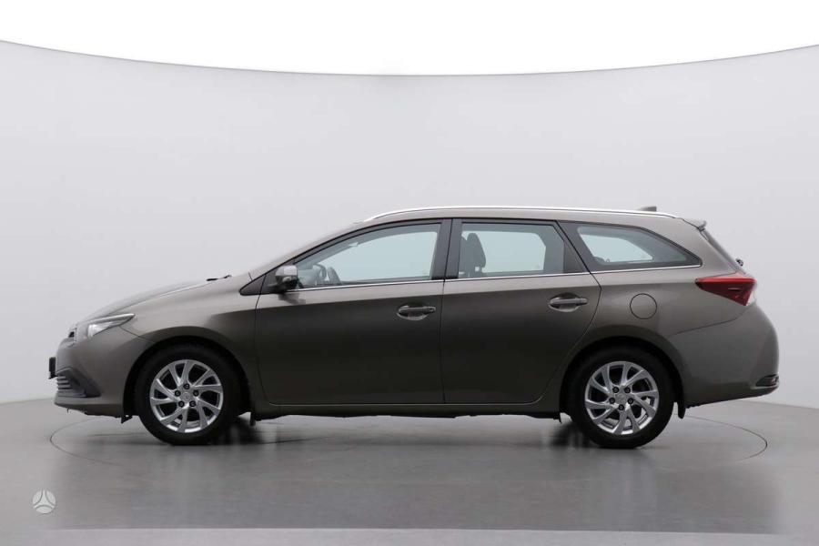 Green Toyota Auris 2017 in Vilnius, with an engine capacity of 1.60 L and mileage of 125 thousand km for 9900 €, photo 4 on AUTOMOTO.COM.LV