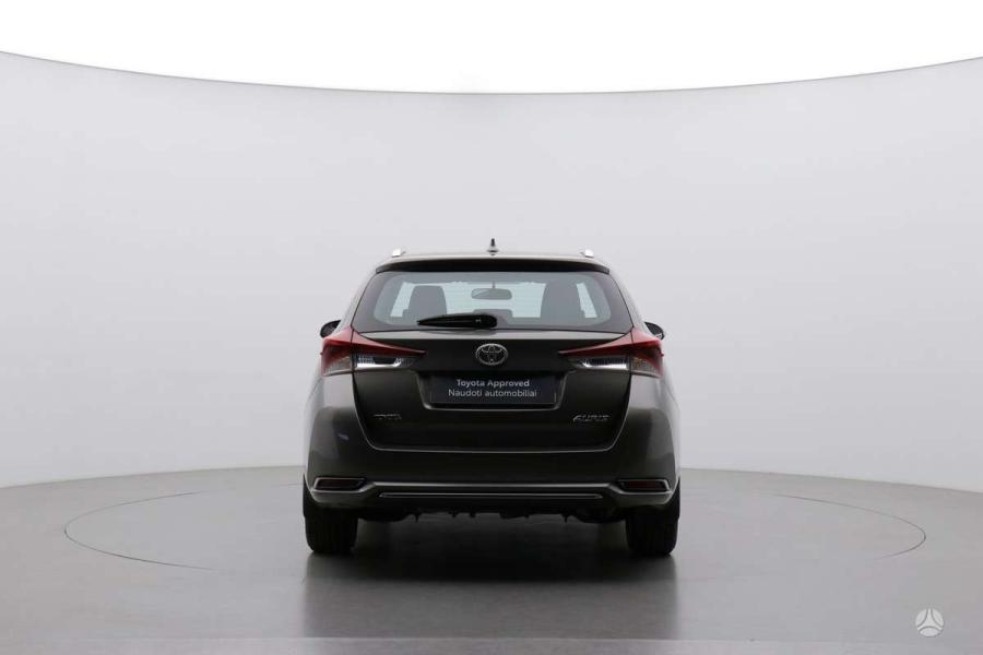 Green Toyota Auris 2017 in Vilnius, with an engine capacity of 1.60 L and mileage of 125 thousand km for 9900 €, photo 5 on AUTOMOTO.COM.LV