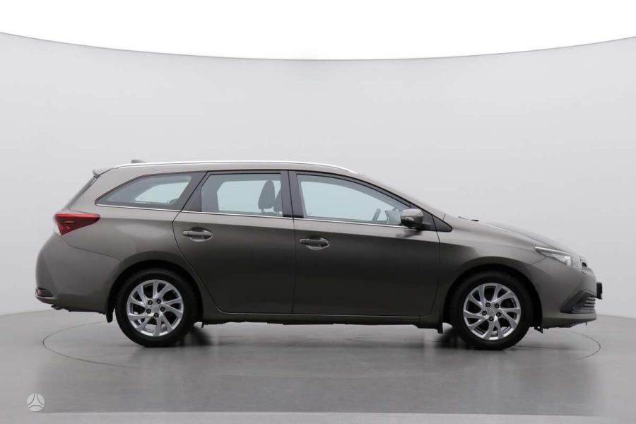 Green Toyota Auris 2017 in Vilnius, with an engine capacity of 1.60 L and mileage of 125 thousand km for 9900 €, photo 17 on AUTOMOTO.COM.LV