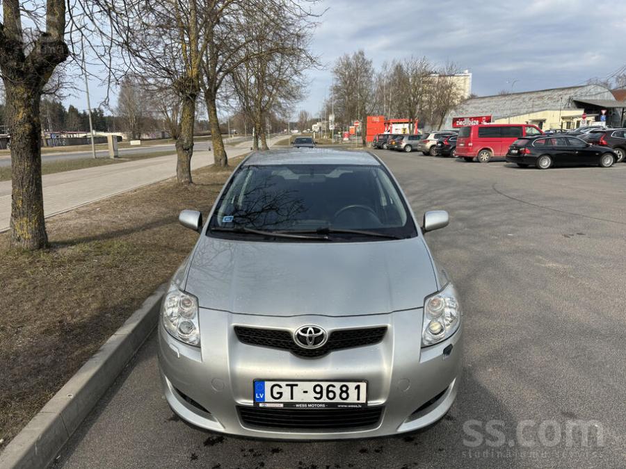 Grey Toyota Auris 2007 in Riga, with an engine capacity of 1.60 L and mileage of 219 thousand km for 3000 €, photo 2 on AUTOMOTO.COM.LV