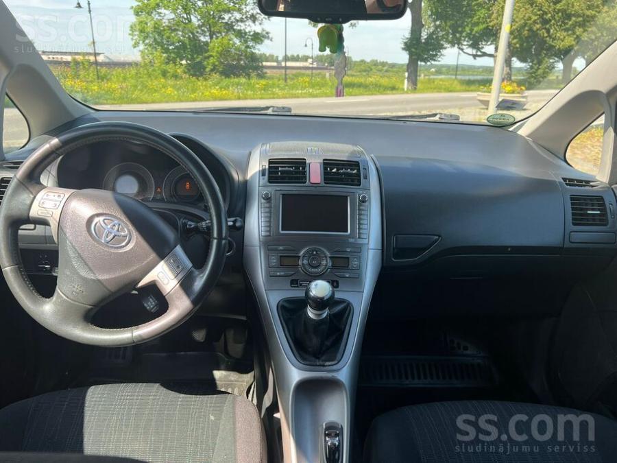 Pelēks Toyota Auris 2007 Daugavpils, ar dzinēja tilpumu 2.00 L un nobraukumu 250 tūkst. km par 2500 €, foto 5 vietnē AUTOMOTO.COM.LV