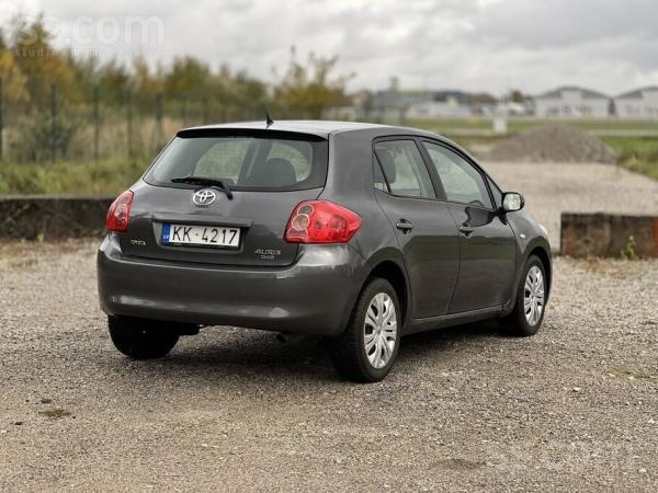 Pelēks Toyota Auris 2007 Rīga, ar dzinēja tilpumu 2.00 L un nobraukumu 280 tūkst. km par 2400 €, foto 2 vietnē AUTOMOTO.COM.LV