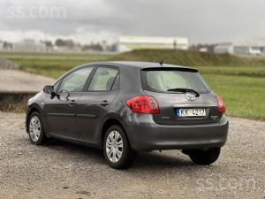 Pelēks Toyota Auris 2007 Rīga, ar dzinēja tilpumu 2.00 L un nobraukumu 280 tūkst. km par 2400 €, foto 3 vietnē AUTOMOTO.COM.LV