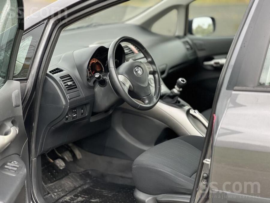 Pelēks Toyota Auris 2007 Rīga, ar dzinēja tilpumu 2.00 L un nobraukumu 280 tūkst. km par 2400 €, foto 5 vietnē AUTOMOTO.COM.LV