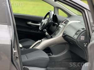 Pelēks Toyota Auris 2007 Rīga, ar dzinēja tilpumu 2.00 L un nobraukumu 280 tūkst. km par 2400 €, foto 9 vietnē AUTOMOTO.COM.LV