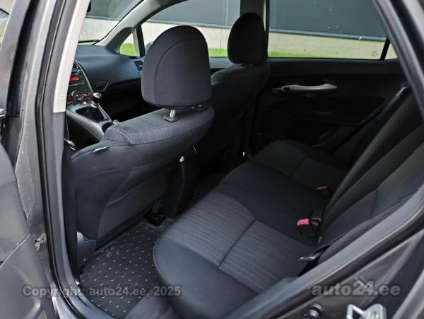 Pelēks Toyota Auris 2007 Tallina, ar dzinēja tilpumu 2.00 L un nobraukumu 226 tūkst. km par 3488 €, foto 11 vietnē AUTOMOTO.COM.LV