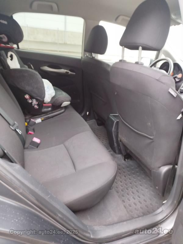 Grey Toyota Auris 2007 in Tartu, with an engine capacity of 1.60 L and mileage of 237 thousand km for 2790 €, photo 11 on AUTOMOTO.COM.LV