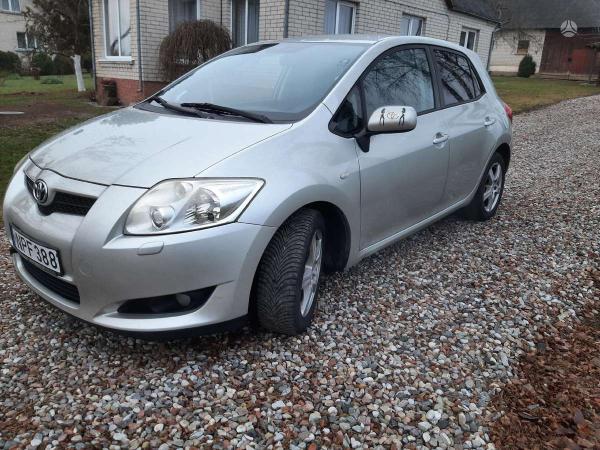 Grey Toyota Auris 2007 in Jurbarkas, with an engine capacity of 2.00 L and mileage of 284 thousand km for 1550 €, photo 1 on AUTOMOTO.COM.LV