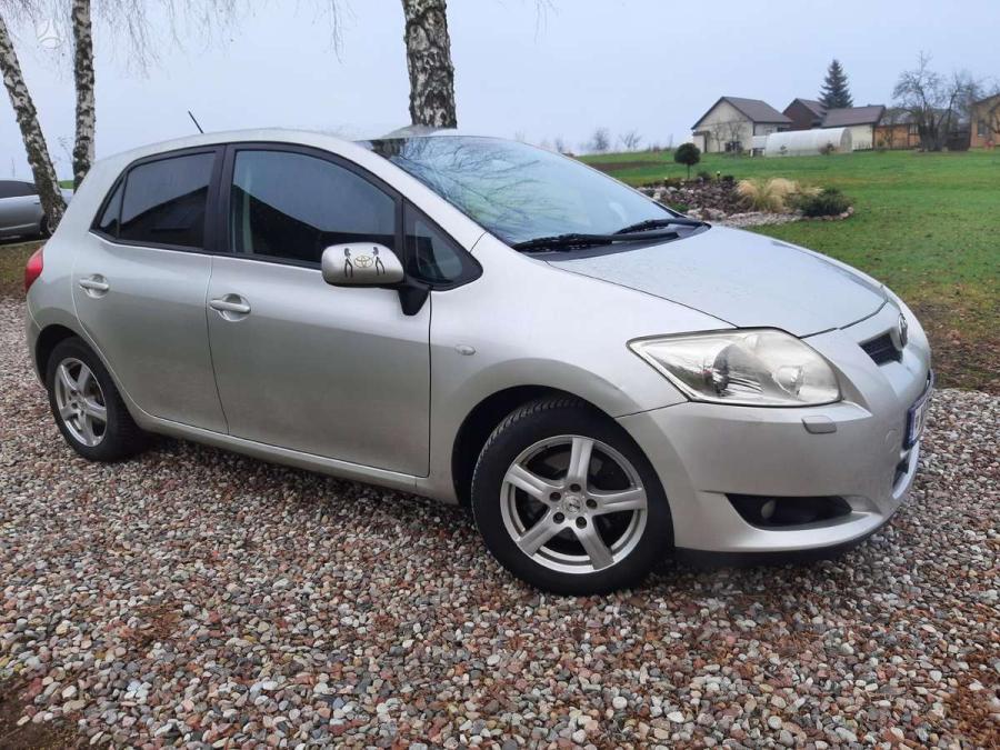 Grey Toyota Auris 2007 in Jurbarkas, with an engine capacity of 2.00 L and mileage of 284 thousand km for 1550 €, photo 2 on AUTOMOTO.COM.LV