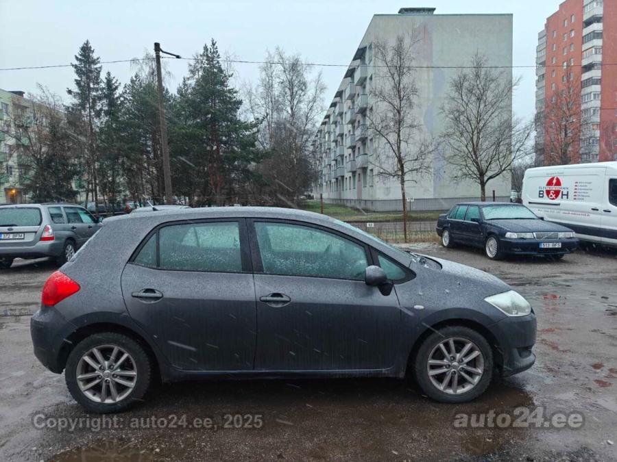 Pelēks Toyota Auris 2007 Tallina, ar dzinēja tilpumu 2.00 L un nobraukumu 208 tūkst. km par 1600 €, foto 4 vietnē AUTOMOTO.COM.LV