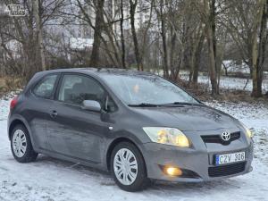 Pelēks Toyota Auris 2007 Viļņa, ar dzinēja tilpumu 1.60 L un nobraukumu 329 tūkst. km par 2000 €, foto  vietnē AUTOMOTO.COM.LV