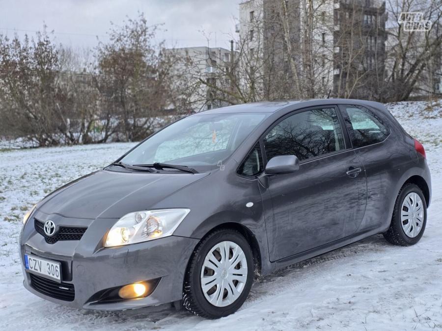 Pelēks Toyota Auris 2007 Viļņa, ar dzinēja tilpumu 1.60 L un nobraukumu 329 tūkst. km par 2000 €, foto 2 vietnē AUTOMOTO.COM.LV