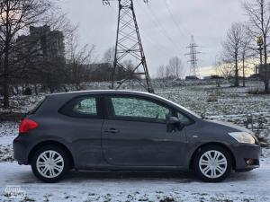 Pelēks Toyota Auris 2007 Viļņa, ar dzinēja tilpumu 1.60 L un nobraukumu 329 tūkst. km par 2000 €, foto 3 vietnē AUTOMOTO.COM.LV
