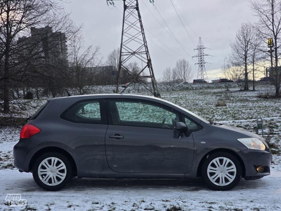 Pelēks Toyota Auris 2007 Viļņa, ar dzinēja tilpumu 1.60 L un nobraukumu 329 tūkst. km par 2000 €, foto 3 vietnē AUTOMOTO.COM.LV