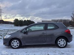 Pelēks Toyota Auris 2007 Viļņa, ar dzinēja tilpumu 1.60 L un nobraukumu 329 tūkst. km par 2000 €, foto 4 vietnē AUTOMOTO.COM.LV